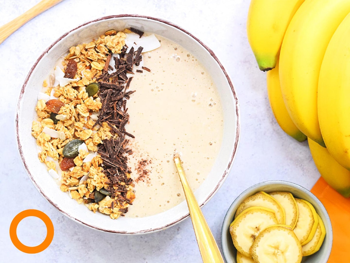 Bol de smoothie à la banane, granola et chocolat noir