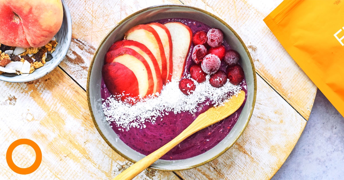 Eiwitrijke açai bowl met cranberry sap
