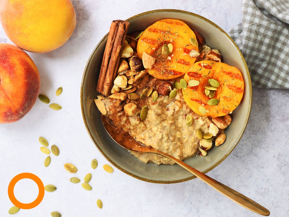 Havermout bowl met gebakken perzik - Orangefit