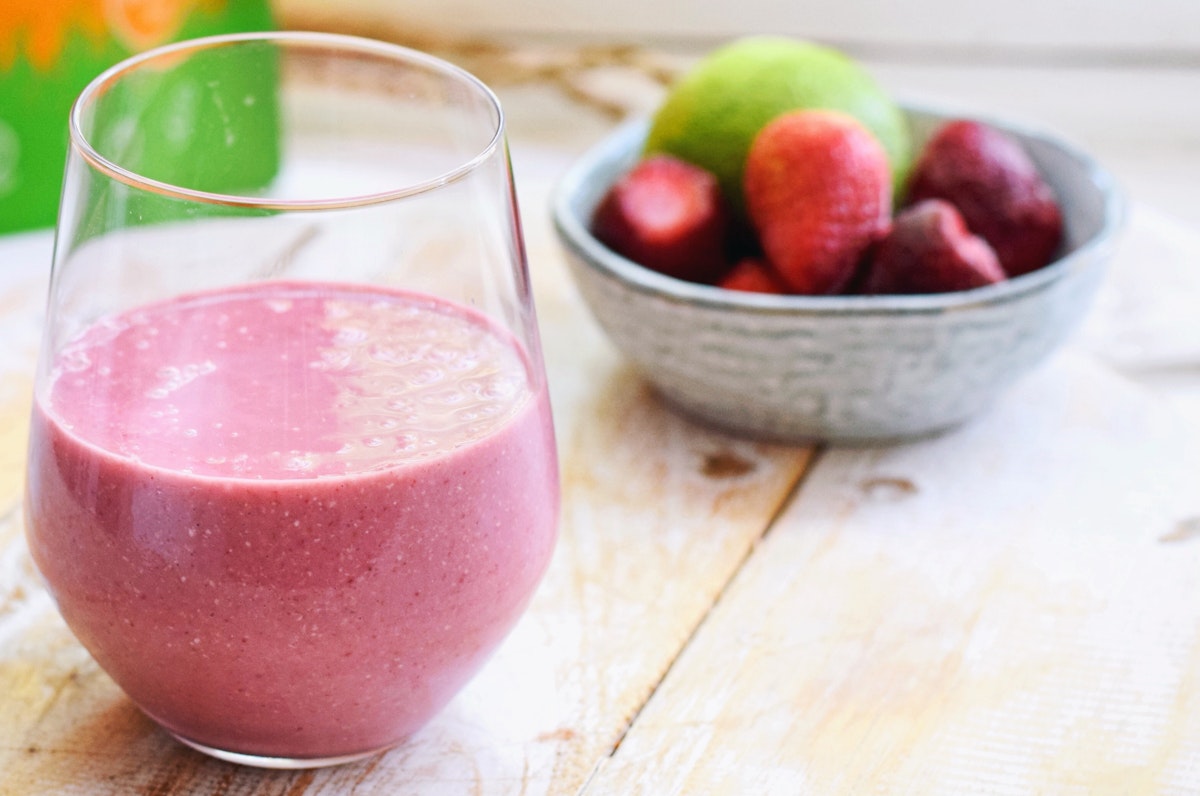 Smoothie fraise avec des feuilles de menthe fraîches